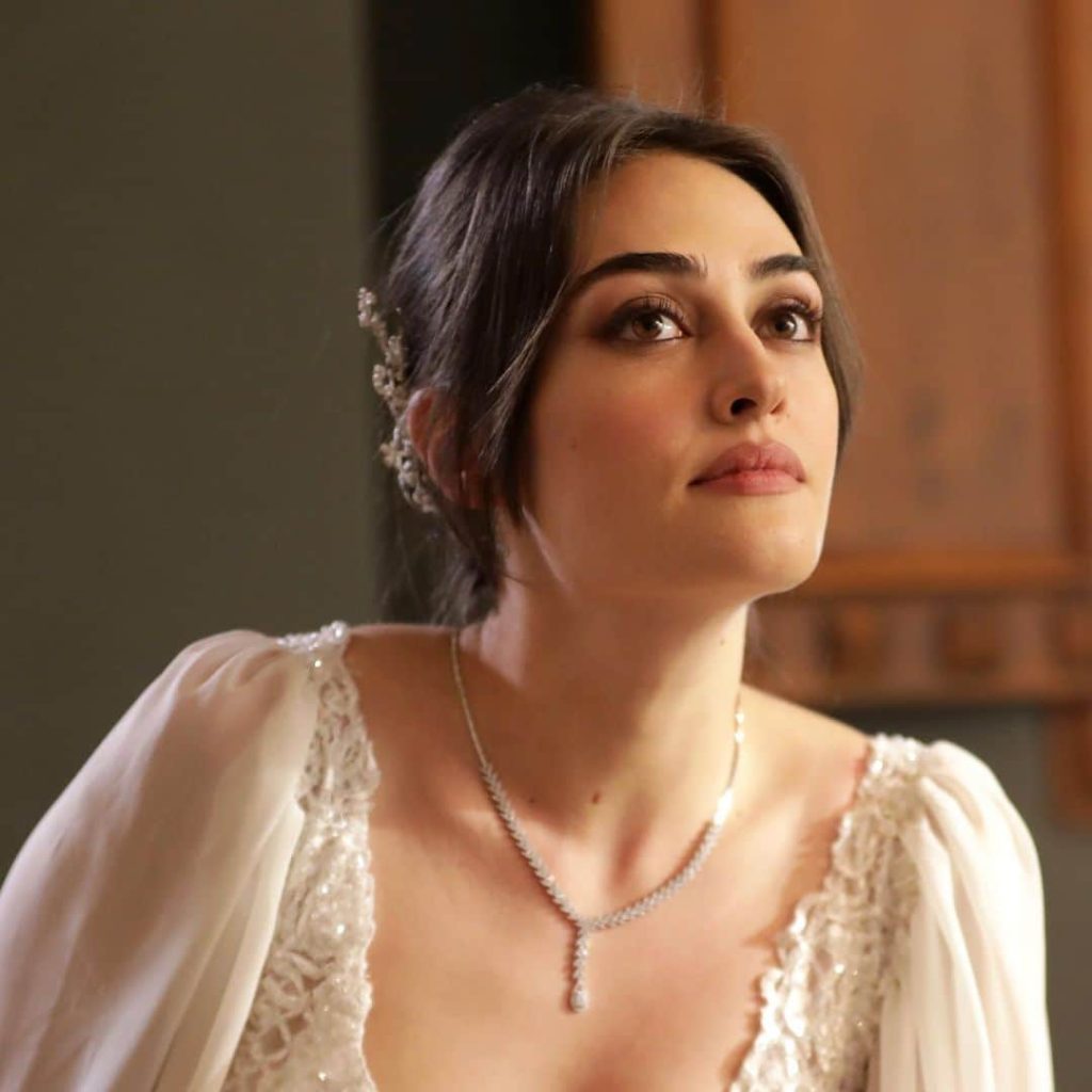 Esra Bilgiç Wiki: Wedding, Divorce, Net Worth, Husband, Children - Net ...
