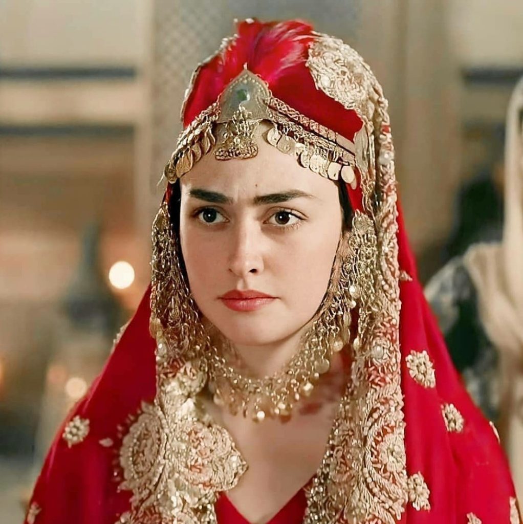 Esra Bilgiç Wiki: Wedding, Divorce, Net Worth, Husband, Children - Net ...